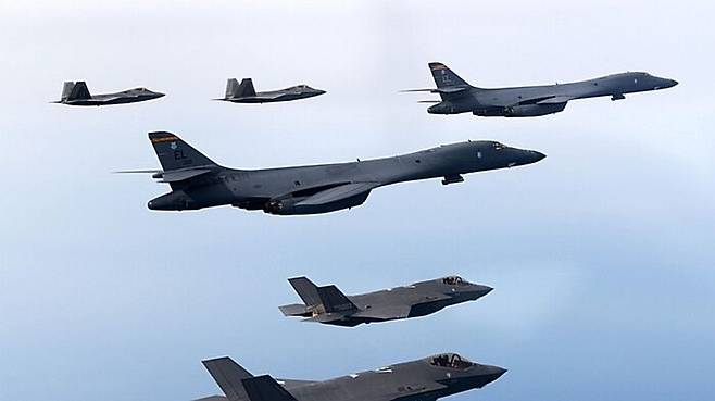 한미, B-1B 전략폭격기 등 동원 연합훈련…북 ICBM에 맞대응