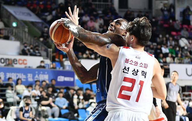 KCC, SK 꺾고 4연패 탈출···6위로 한 계단 상승