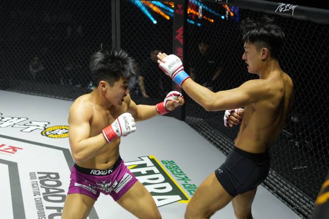 '로드FC 063' '경찰 파이터' 이재원, 데뷔전서 젊은 피 위정원에게 아쉬운 패배