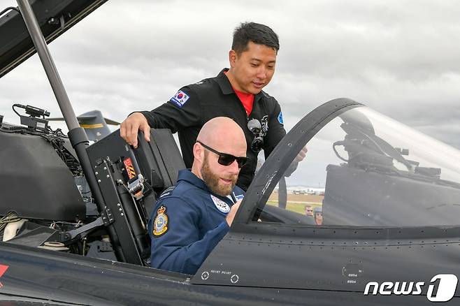 '블랙이글스의 T-50B 항공기는?'