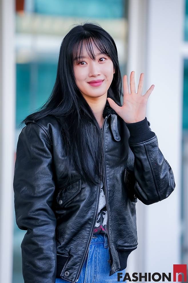 문가영 겨울과 봄 사이 가죽 재킷 툭 걸친 파리 출국룩 패션엔