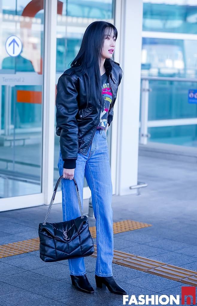 문가영 겨울과 봄 사이 가죽 재킷 툭 걸친 파리 출국룩 패션엔
