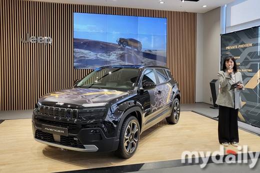 현장 지프 첫 전기 Suv ‘어벤저 공개 도심 속 오프로드도 준비”