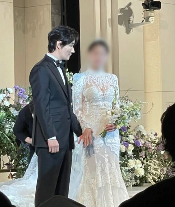 3월1일 조용히 결혼한 더글로리유명배우결혼현장 공개순백 웨딩룩 어썸클