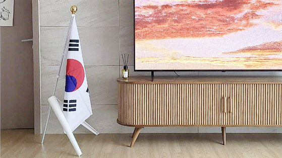 태극기 걸 곳 없는 새 아파트tv 옆·창문에 붙여 실내게양