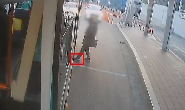 더쿠 어떻게 저런 짓을”정류장 수상한 여성 버스 뒤서 갑자기