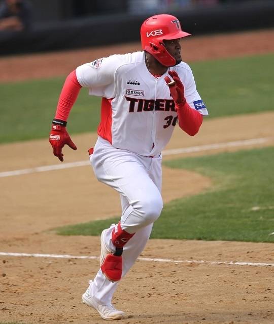 타선 약해진 KIA, '2년차' 소크라테스를 믿는다