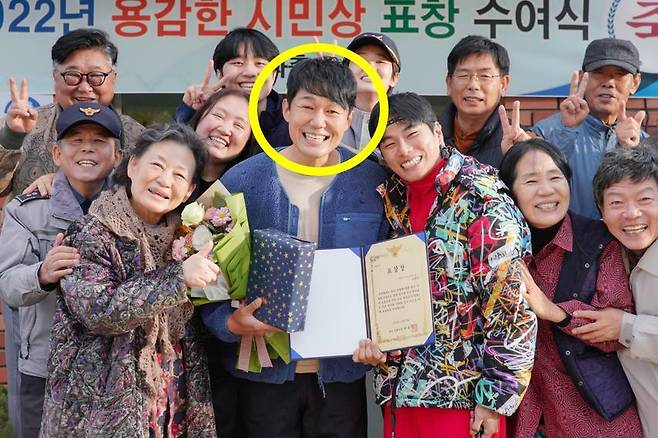 직접 나쁜 사람들을 잡아서 용감한 시민상 받은 톱스타 필더무비