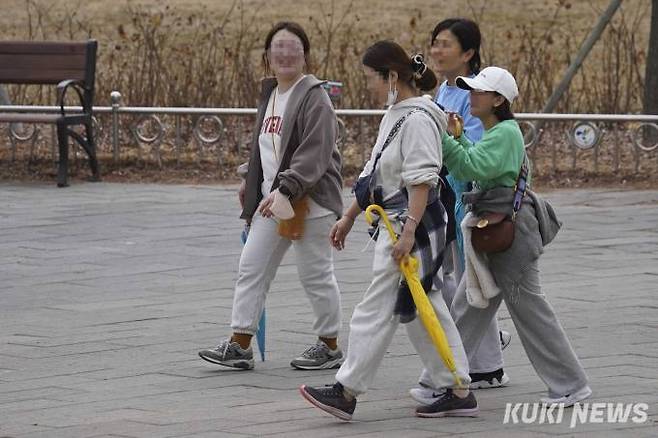 봄비 내리는 산책길 쿠키포토