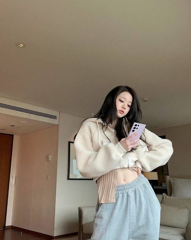스무 살 되고 한층 더 성숙해진 미모 자랑한 장원영 근황 헤어핏