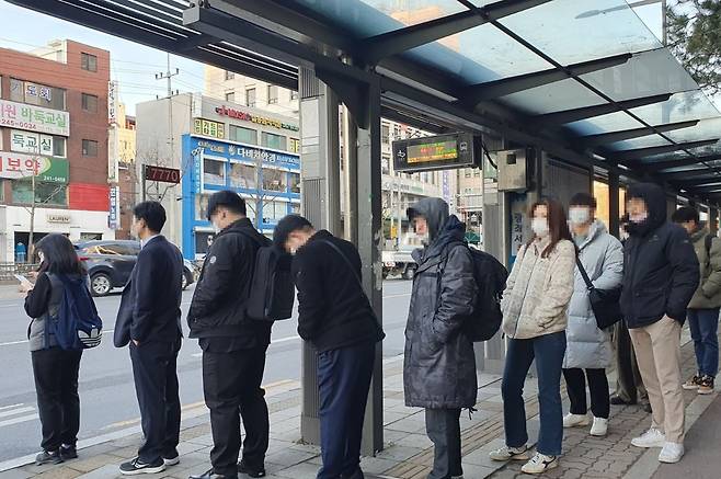 입석 없앤 광역버스 3월 ‘교통지옥 현실화 6대 보내고 겨우 탔다”