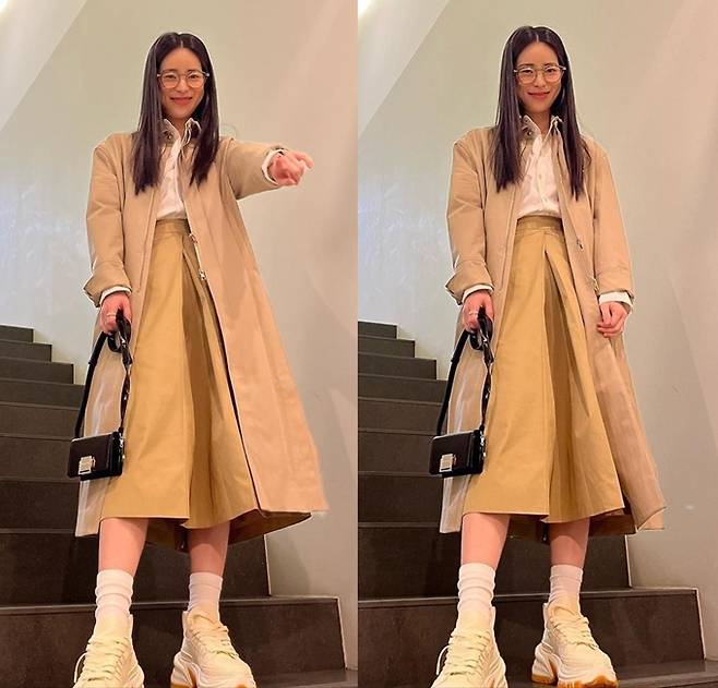 임지연 ‘더 글로리 연진이 맞아 안경 쓴 딴 얼굴의 청순 트렌치코트룩 패션엔