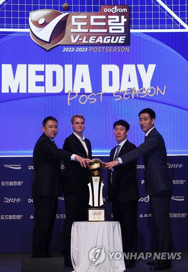 봄 배구 전도사 신영철 Vs 초보 감독 권영민지략대결 쏠린 눈