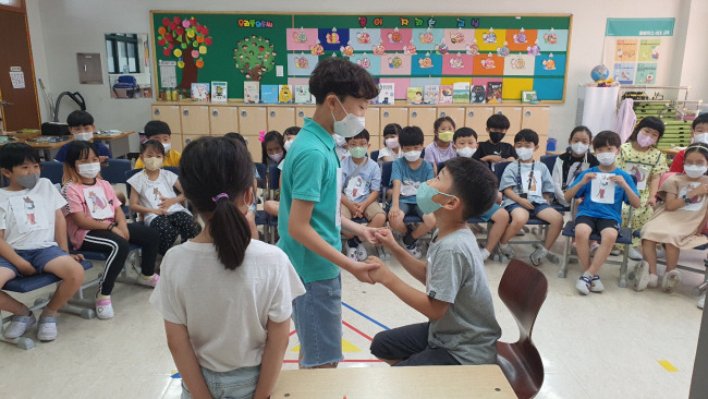 다같이 과일로 변신해볼까” 교실놀이로 어색한 새학기 끝 선생님 선생님 우리 선생님