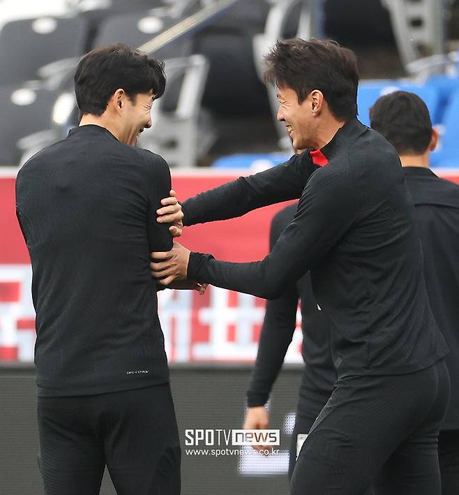 포토s 손흥민 황의조 티격태격