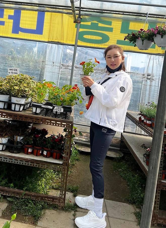 송가인 주말엔 꽃바람 신나는 꽃시장 꾸안꾸 나들이룩 패션엔