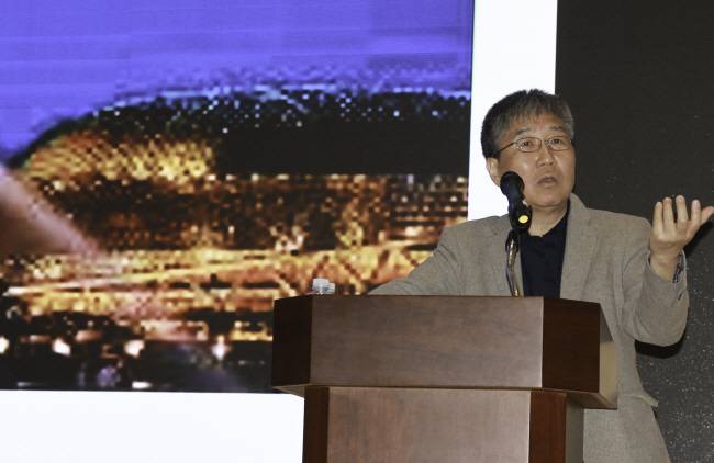 이기심 부추기는 극단의 시대 경제학 다양성이 민주주의 지켜”