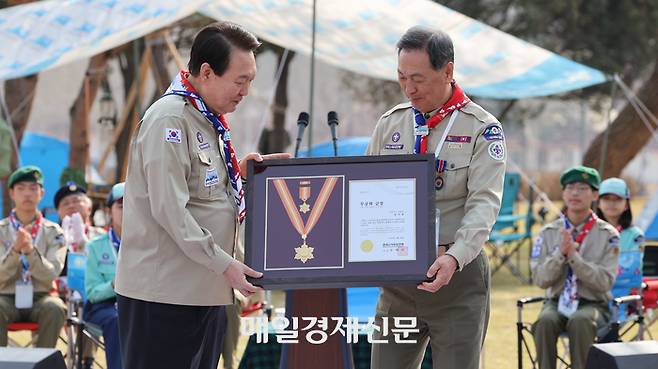 포토 스카우트 최고 훈장 ‘무궁화 금장 받은 윤석열 대통령