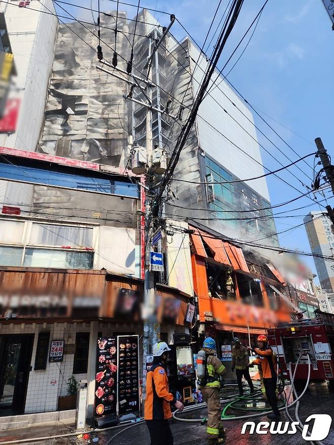 건물 외벽 불꽃·연기 부평 롯데시네마 입점 상가 불대응 1단계상보