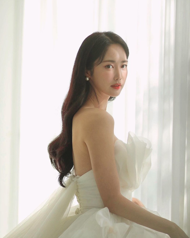 조용히 결혼 깜짝발표한 오로라공주 여배우웨딩화보공개순백 웨딩룩 어썸클