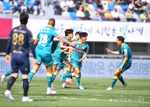 포토 선제골 득점을 기뻐하는 이현식