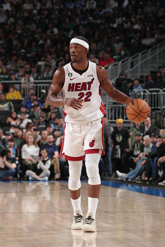 버틀러·아데바요 맹활약마이애미 동부 1위 밀워키 꺾고 1차전 제압 Nba Po