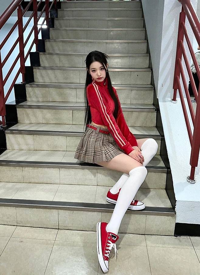 아이브 장원영 얼굴은 큐티 기럭지는 2m 비현실 몸매의 Y2k 프레피룩 패션엔