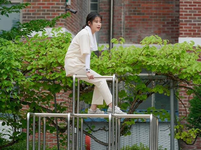 초등학교 놀이터에서 노는 모습 포착된 국민 톱스타 필더무비