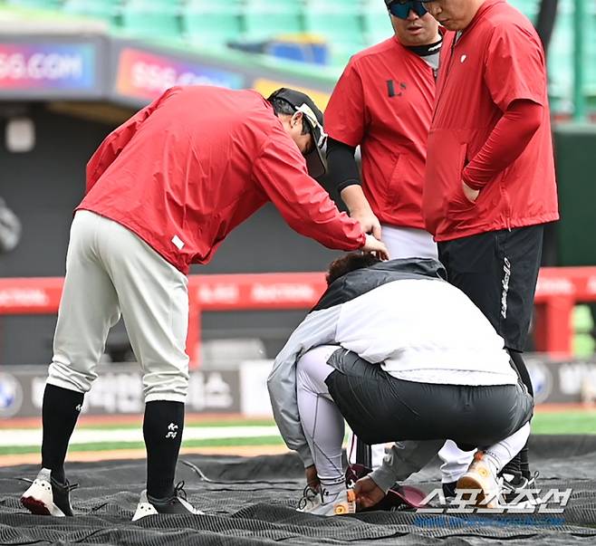 헤드록에 두발 검사까지 애정 가득 스킨십 상대 코칭스태프도 빠져들게 한 이 남자의 매력은 무엇