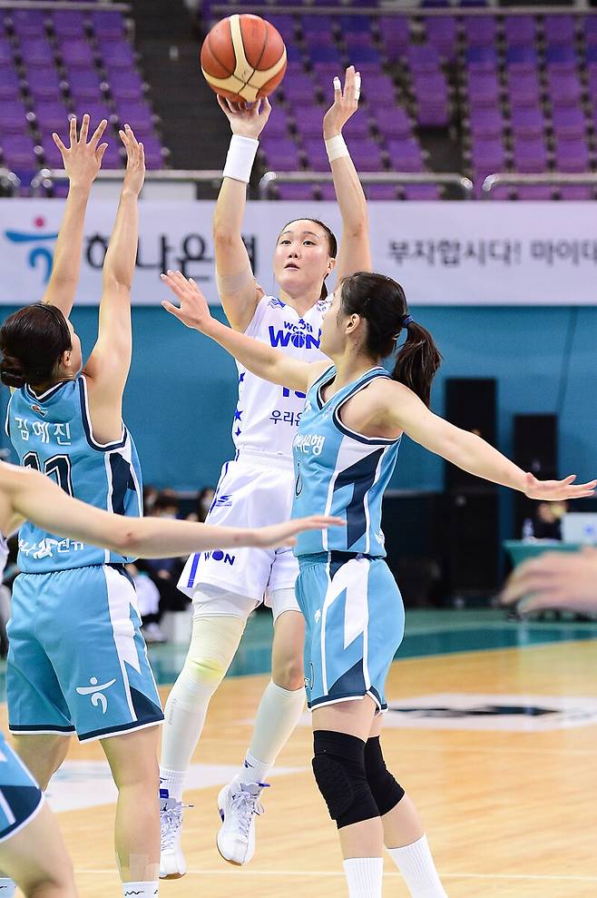 김도완 하나원큐 감독의 바람 선수들이 정은이와 함께 뛰며 코트 위에서 안정감을 느끼길”
