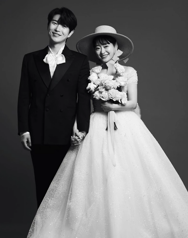 8년 공개열애 끝에 드디어 결혼발표♥한 연예인 커플웨딩화보속 순백룩 어썸클