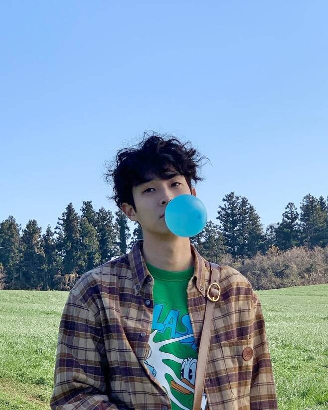 식당에서 서빙하다 잘생겨서 난리난 한국 유명배우 키노라이츠