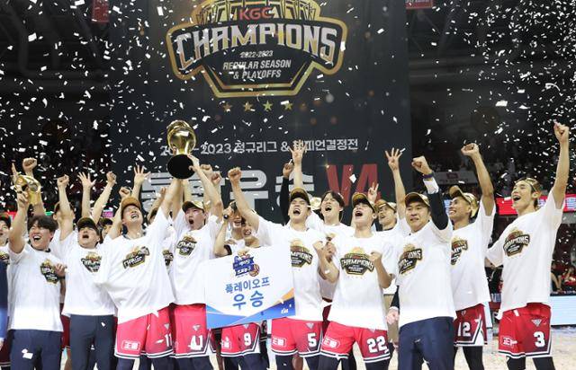 '역대급 챔프전' KGC인삼공사, 통합 우승으로 피날레…오세근 MVP