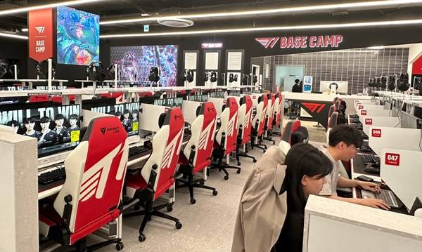 "T1 팬이라면 홍대입구로 모이세요"