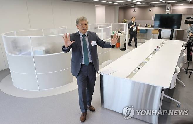 태재대 캠퍼스 소개하는 염재호 총장
