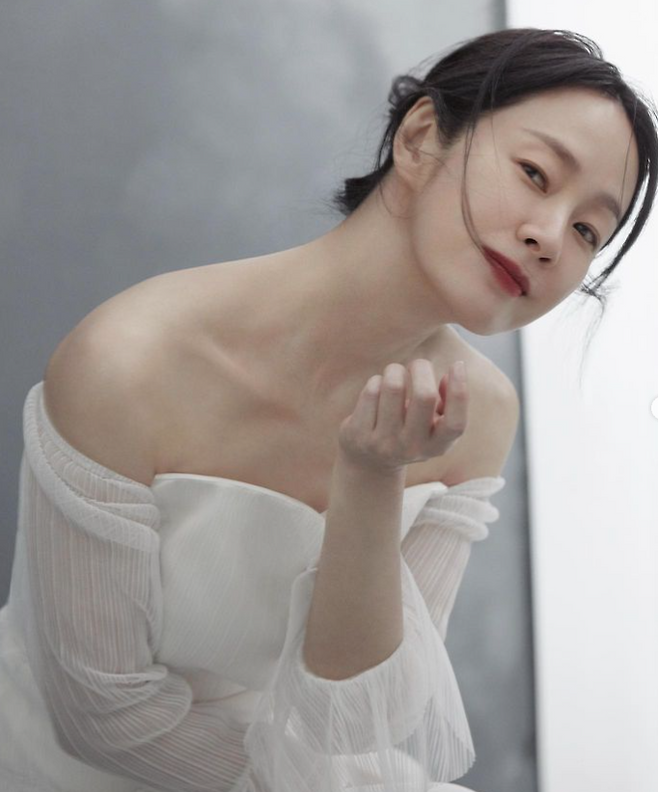 48세에 이 미모라니청순 유명 여배우순백 드레스 아름다워여신드레스룩 어썸클