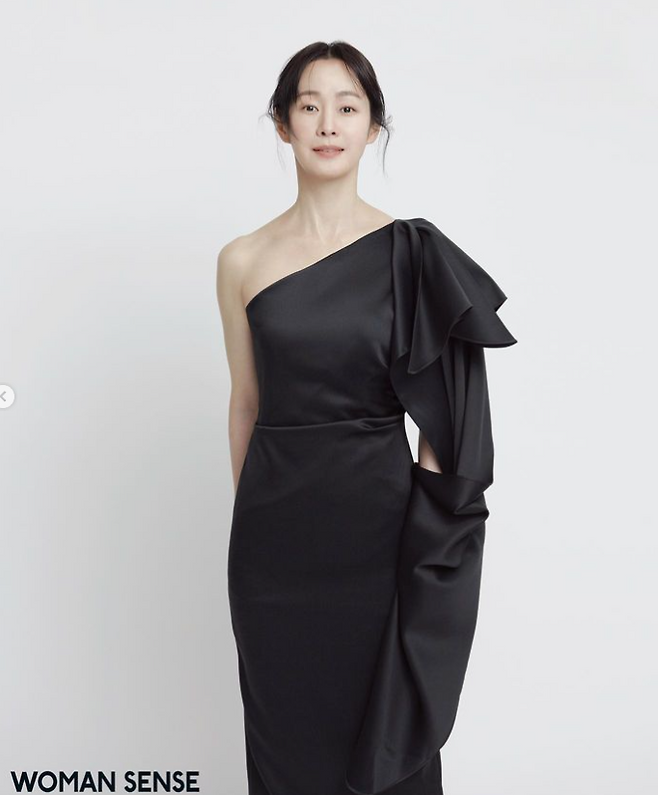 48세에 이 미모라니청순 유명 여배우순백 드레스 아름다워여신드레스룩 어썸클