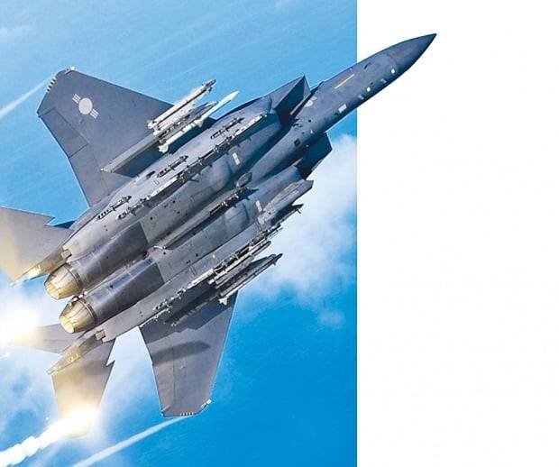 무인기가 KF-21 전투기와 편대 출격