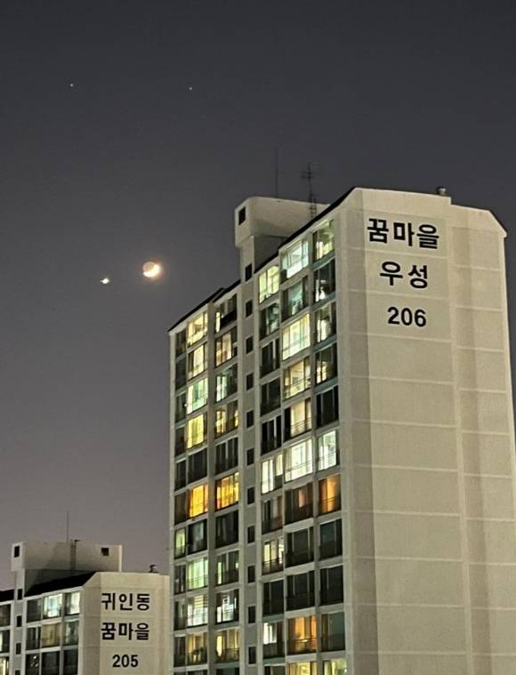 서쪽하늘에 뜬 초승달과 금성 포토多이슈