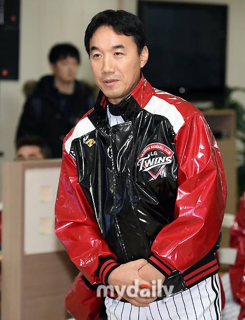 KBO 202홈런 포수가 몽땅연필 타법으로 41세까지…그렇게 레전드가 됐다
