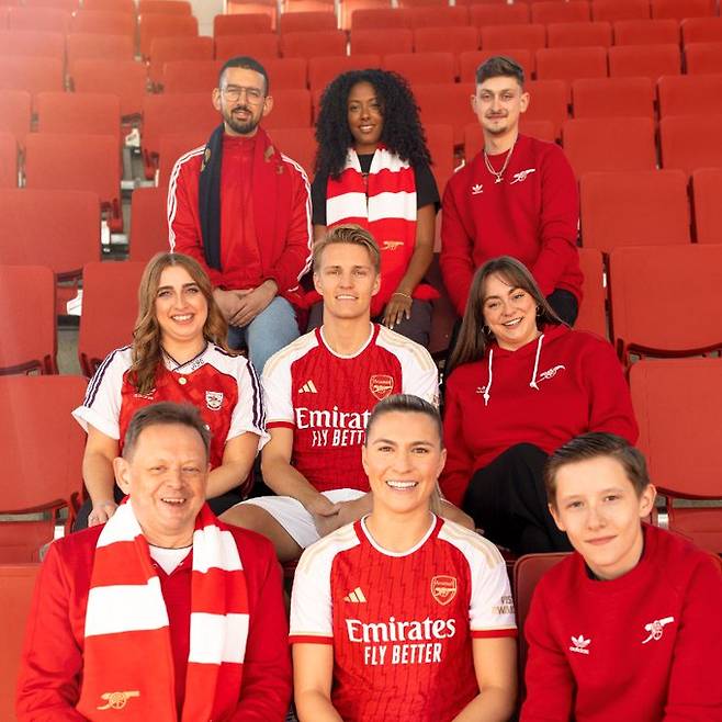 아스날 새 유니폼 공개…'무패 우승' 20주년 에디션