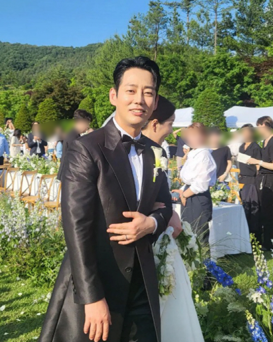 열애설없이 5월 결혼♥해 모두 놀라게 한 유명 가수야외웨딩속 웨딩룩 어썸클
