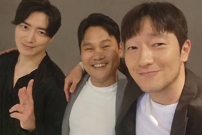 빌런들이 한자리에 손석구가 공개한 사진 팬들 환호했다 매콤달콤