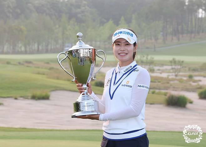 우승 트로피 든 박민지