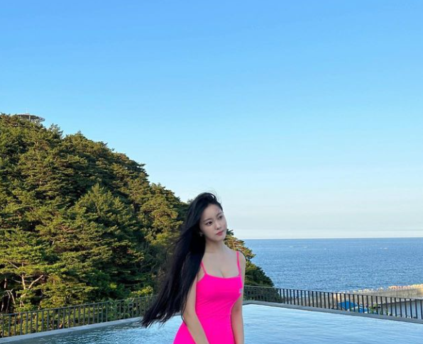인피니트풀에서 핫핑크수영복입고 수영중35세 초동안 유명 여가수수영복룩 어썸클