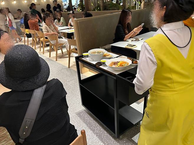 줄 서는 맛집 다 모였네” 수백억 들여 18년 만에 싹 바꾼 현대百 식품관 가보니