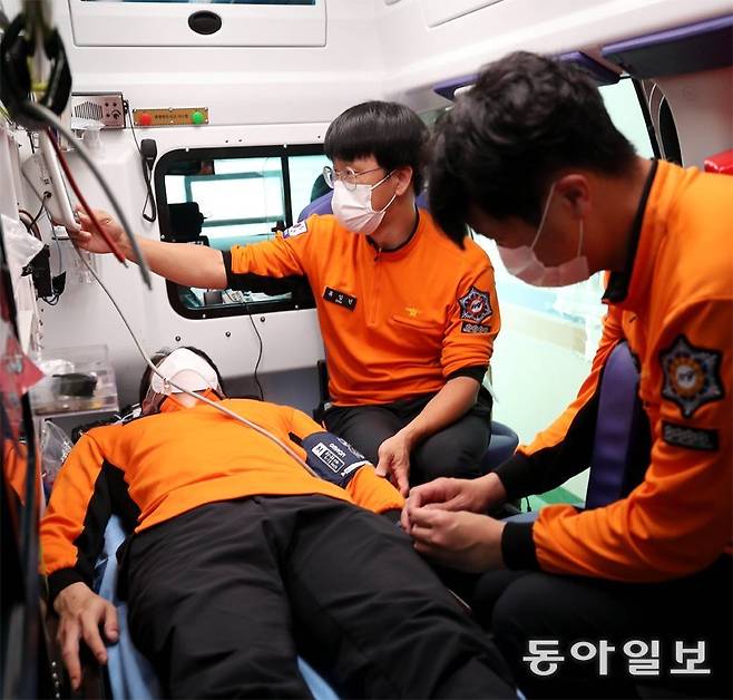 사설 세계적 망신” 심폐소생술도 할 수 없는 한국형 구급차