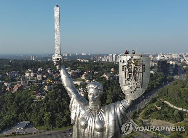 소련 상징 낫과 망치 제거된 우크라 조국 기념상