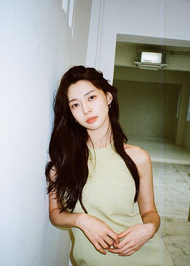 권나라 비현실 몸매의 연두 이기적 비율에 깜찍한 도발 민소매 섬머룩 패션엔