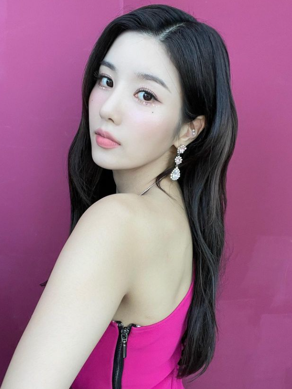 1584cm맞아얼굴작아 8등신170cm비율 뽐낸 여가수실물 체감샷드레스룩 어썸클